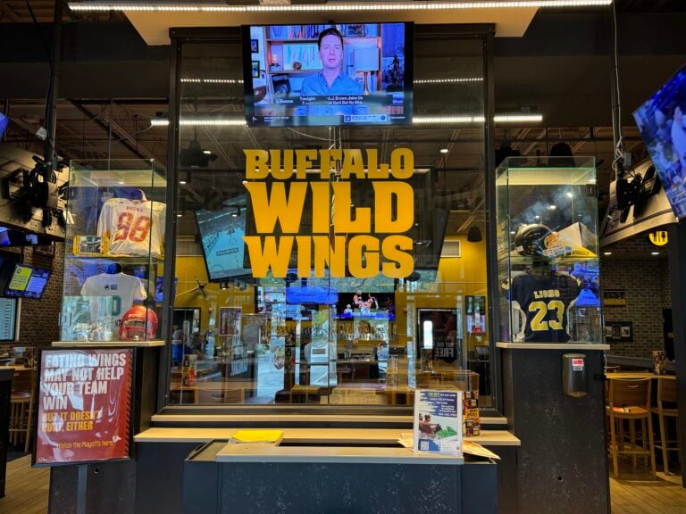 Buffalo Wild Wings Is the Ultimate Restaurant to Watch Sports & Great ...