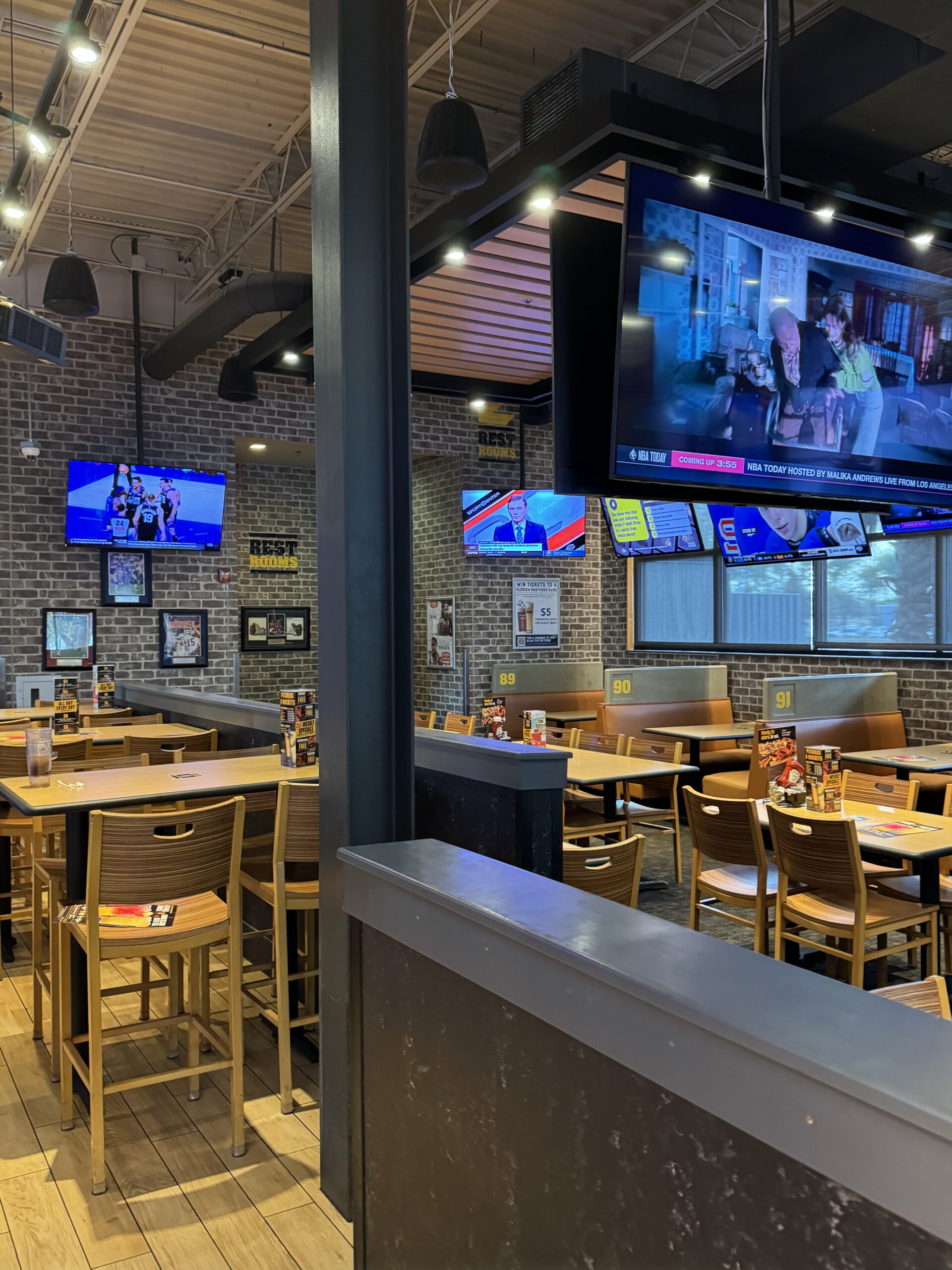 Buffalo Wild Wings Is the Ultimate Restaurant to Watch Sports & Great ...